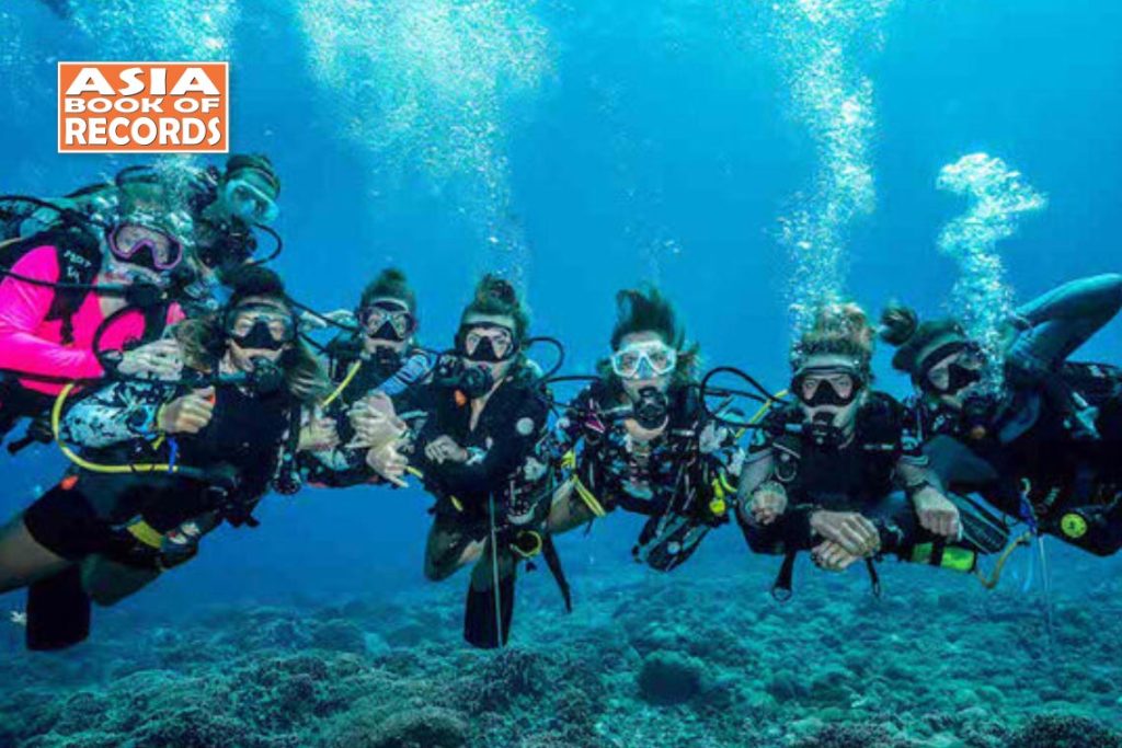Longest human chain made underwater - Asia Book of Records