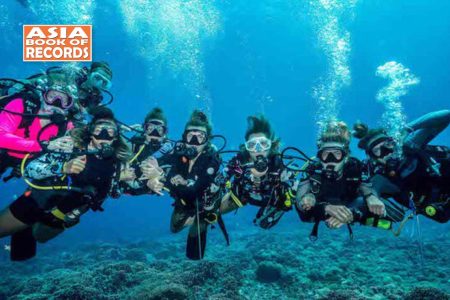 Longest human chain made underwater - Asia Book of Records
