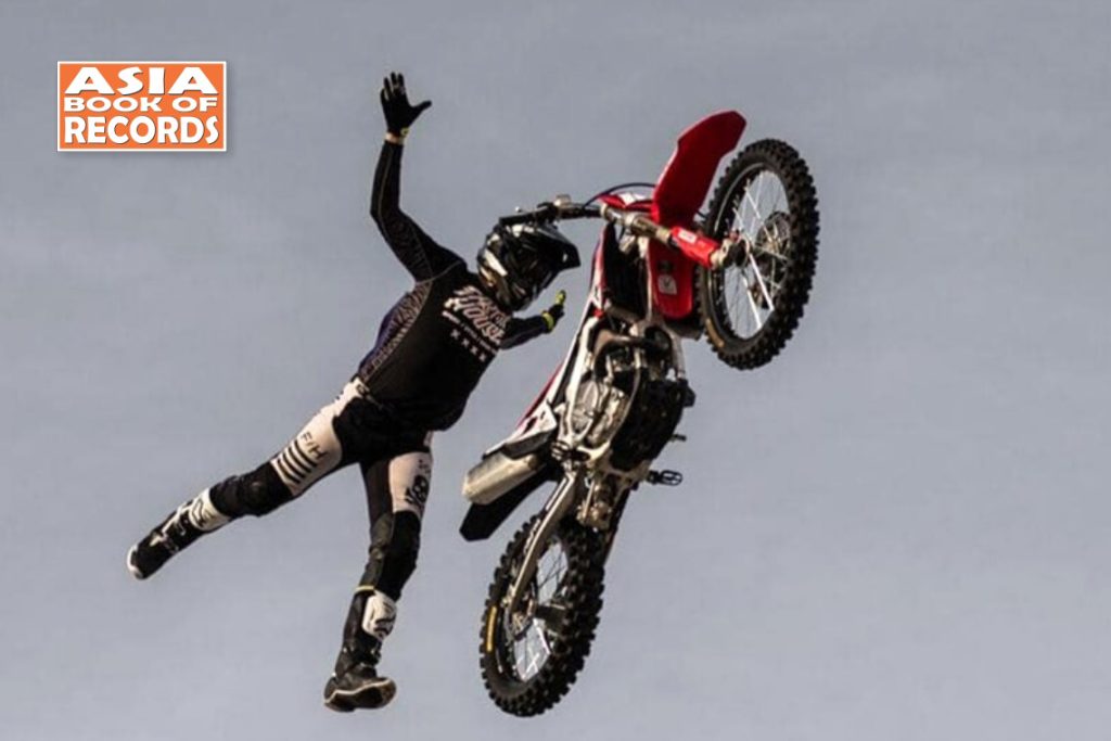 Maximum motorcycle superman seat grab jumps in one minute by a team ...