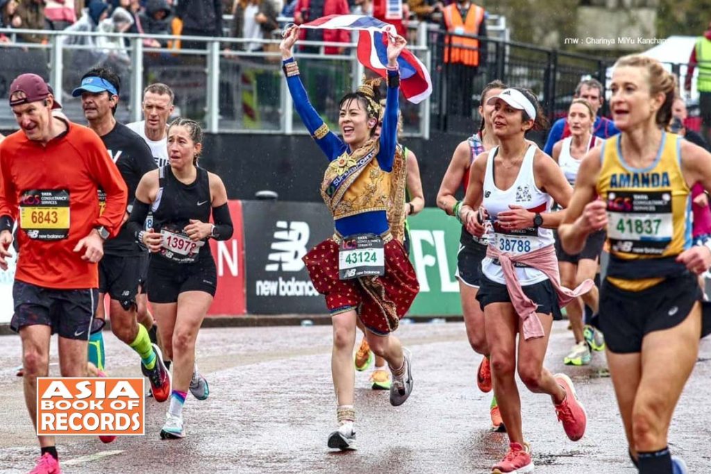 Fastest marathon runner dressed in traditional Thai dress - Asia Book ...