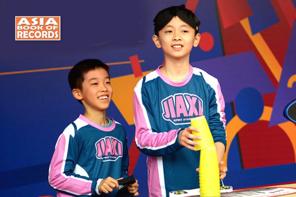 Fastest sport stacking doubles cycle stack performed blindfolded - Asia ...